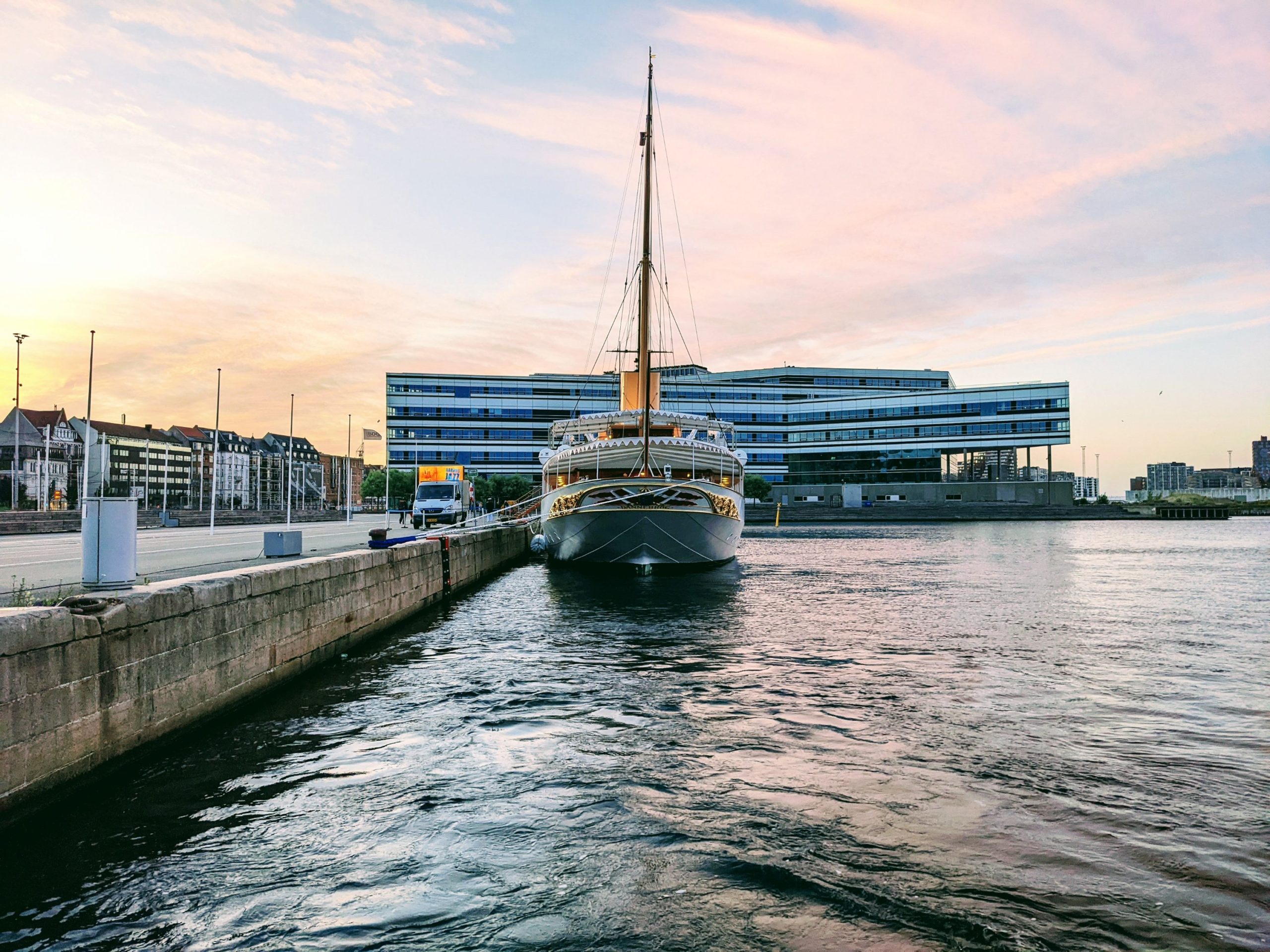 Grim bygning, smukt skib – On the back of a cartoon coaster